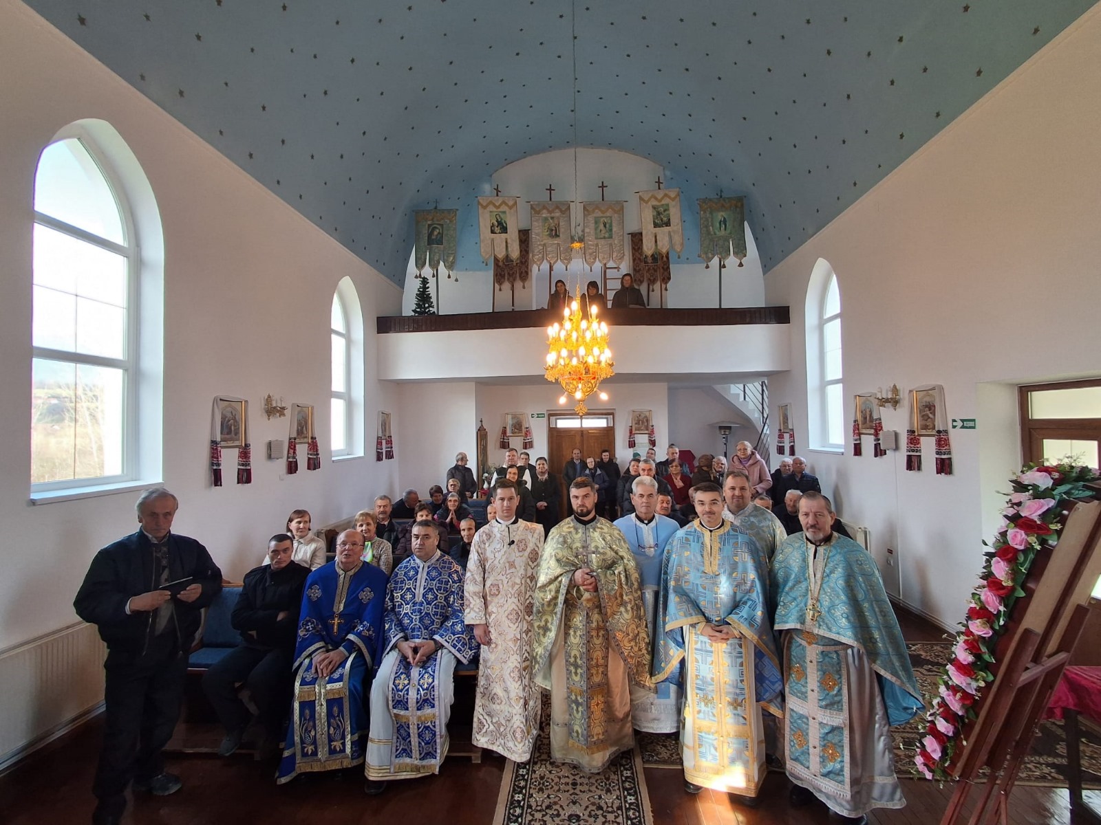 Hramul Parohiei „Intrarea Maicii Domnului în Templu” din Marin ...